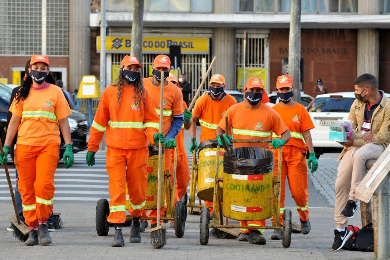 Hoje (16) é o Dia do Gari; a todos eles a nossa homenagem - Blog ...